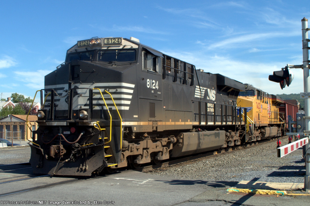 NS ES44AC 8124 and UP C45ACCTE 7423 as DPU power on 66Z